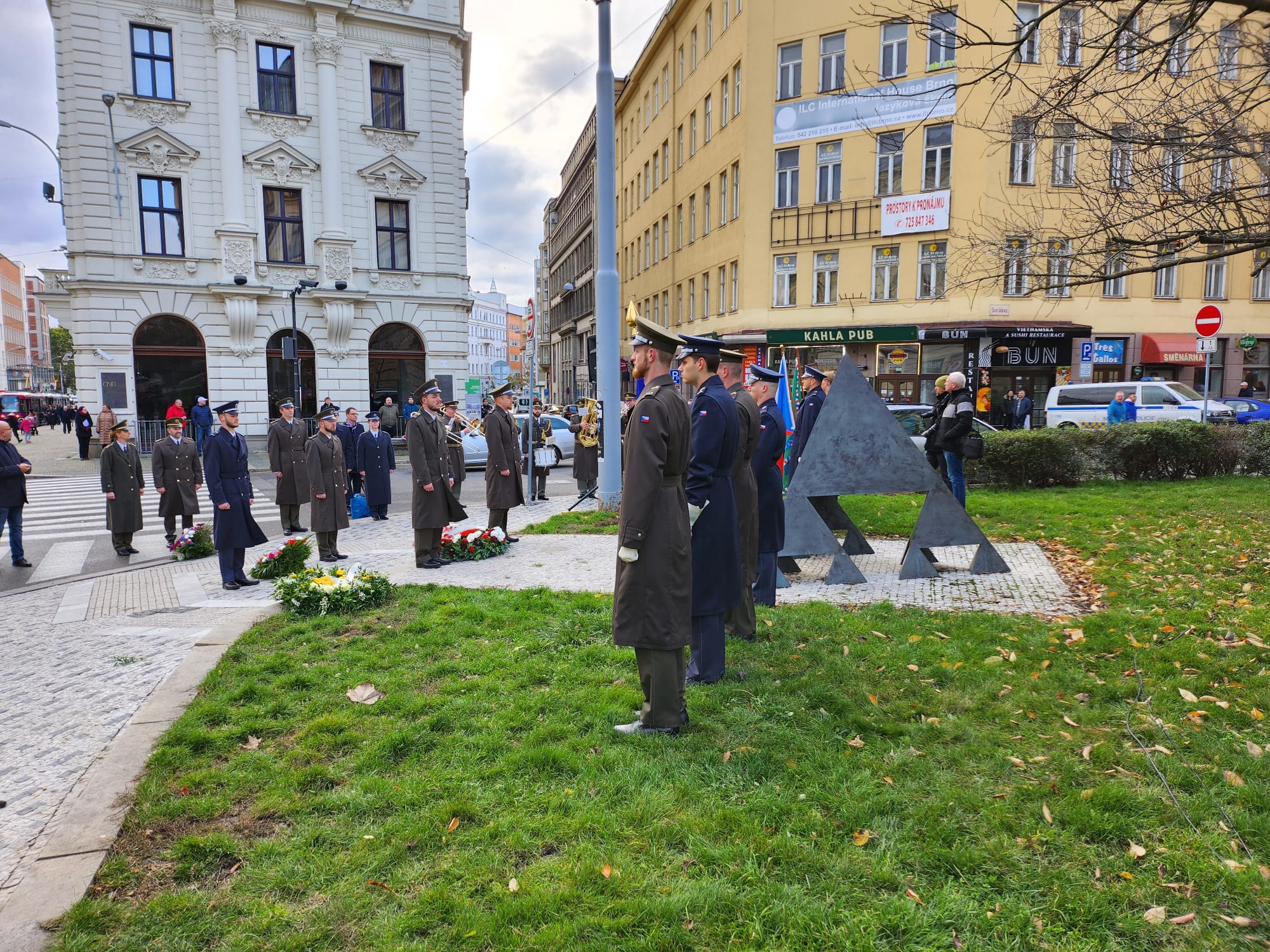 Lidé po celém Česku si dnes připomínají výročí 17. listopadu - Brňan