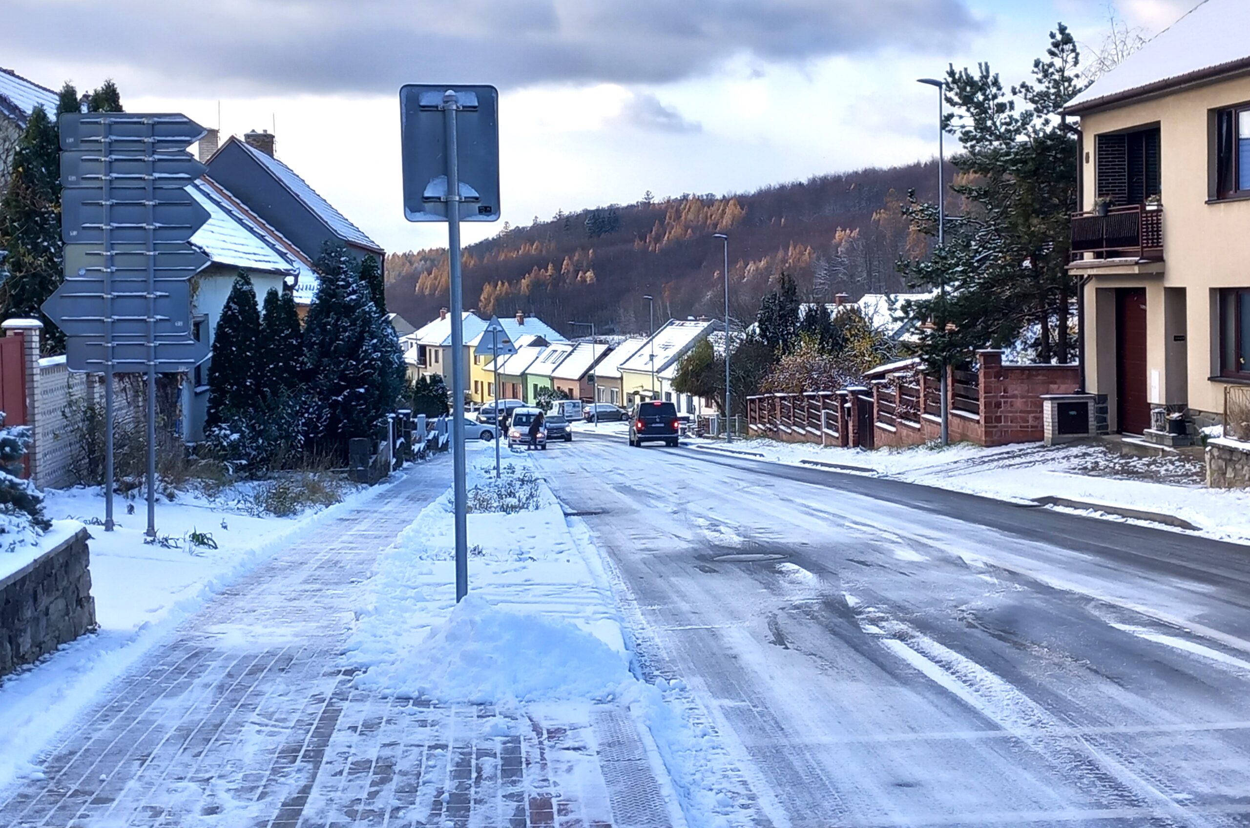 Na silnicích na jižní Moravě hrozí námraza, místy padá déšť se sněhem ...