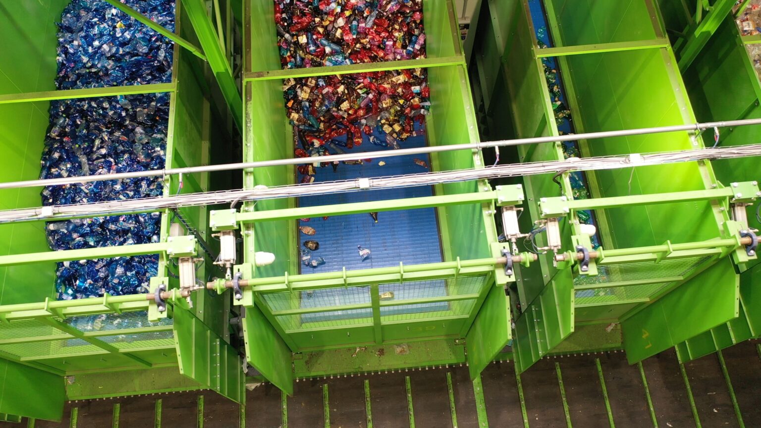 Automatická třídicí linka je plně vytížená, spalovna hledá lidi na ...