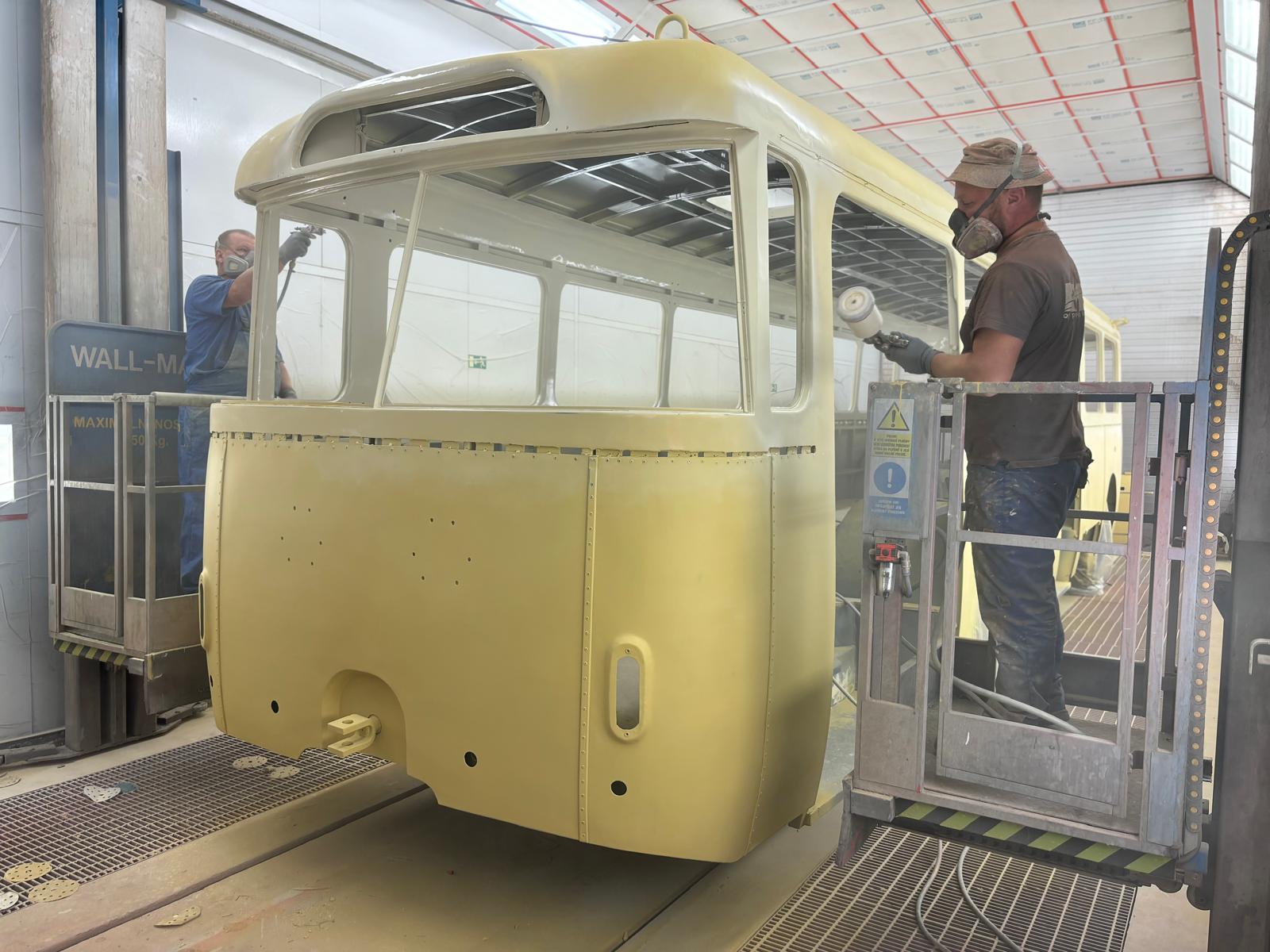 Historický trolejbus 9Tr dostane v lakovně svou původní červeno ...